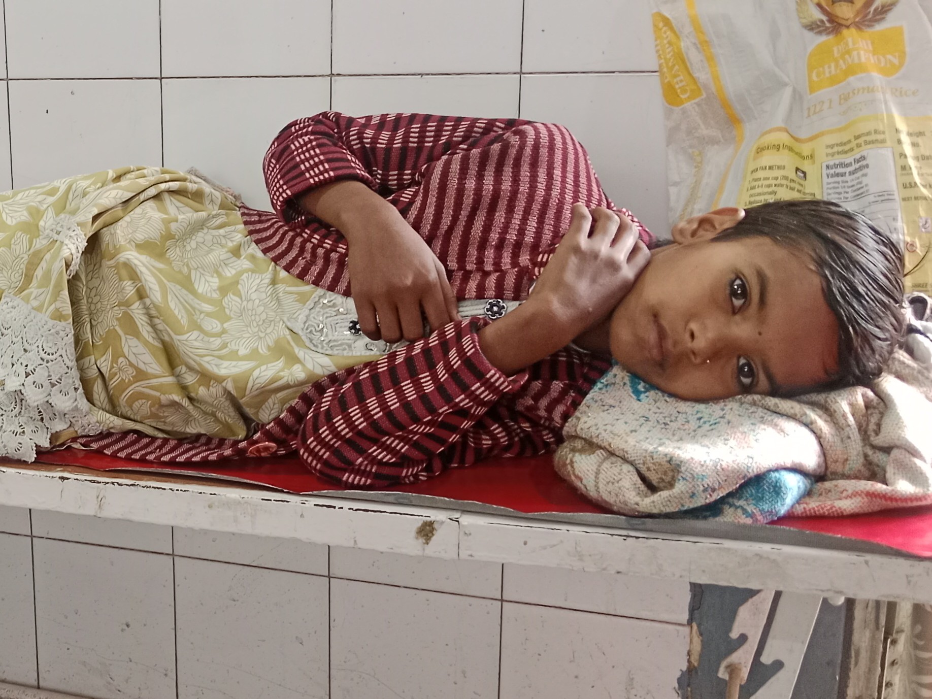 Girl's leg gets stuck in e-rickshaw wheel in Rampur