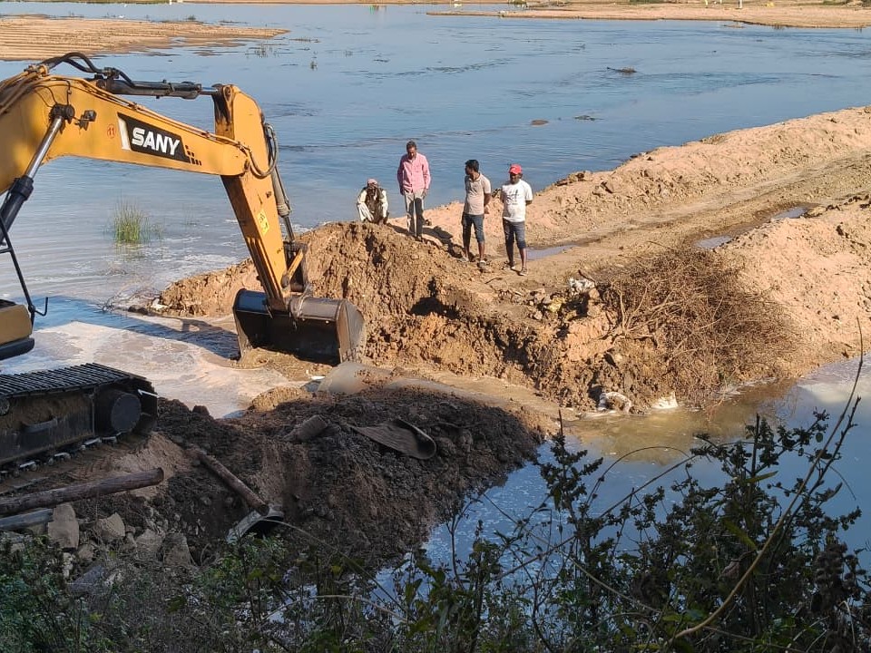 The permanent path built to extract sand from the Tawa River was ...