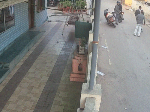 Attempt to rob at gunpoint in broad daylight...VIDEO