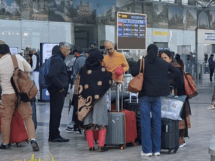 Mumbai flight cancelled due to engine trouble | इंजन में तकनीकी खराबी ...