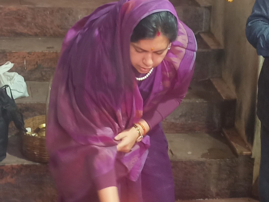 Deoria DM Divya Mittal performed Shiva puja.