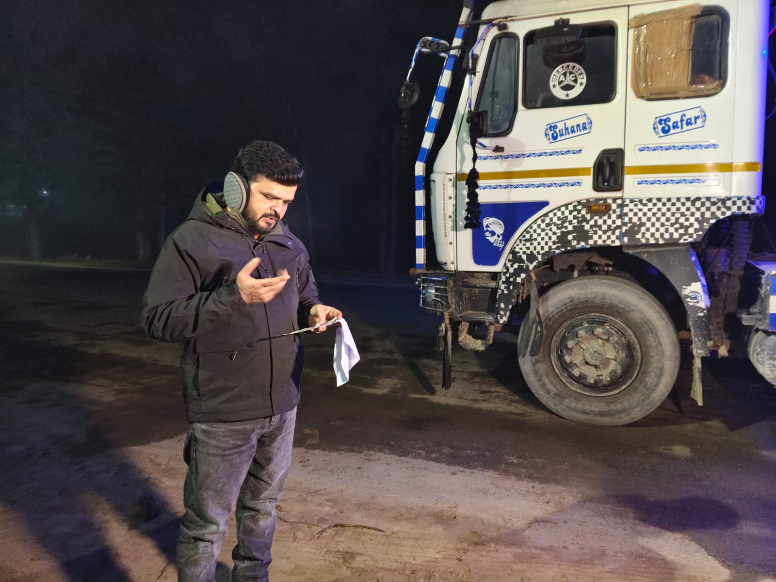 DM inspected vehicle checking at midnight | डीएम ने आधी रात को वाहन ...