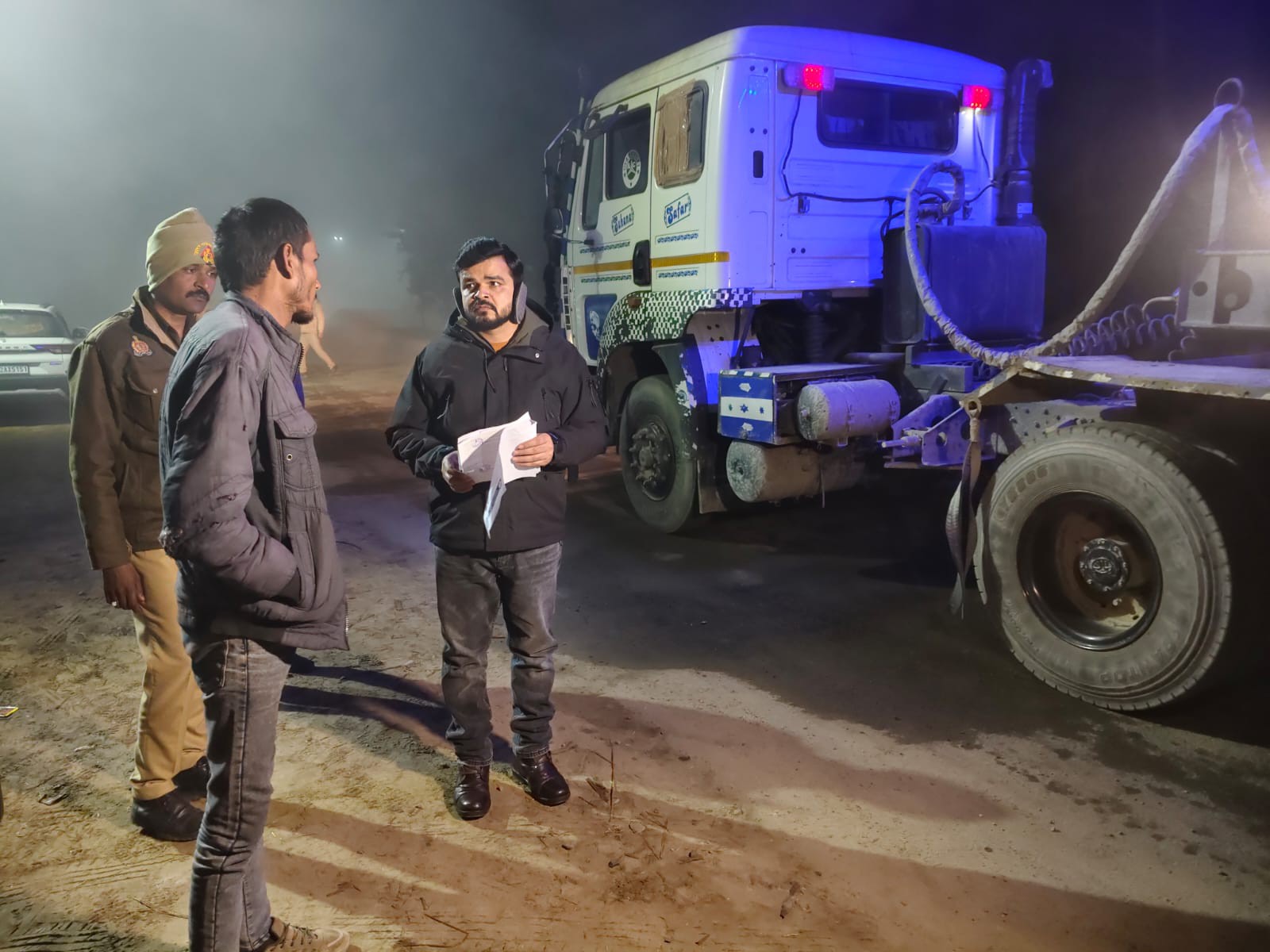 DM inspected vehicle checking at midnight | डीएम ने आधी रात को वाहन ...