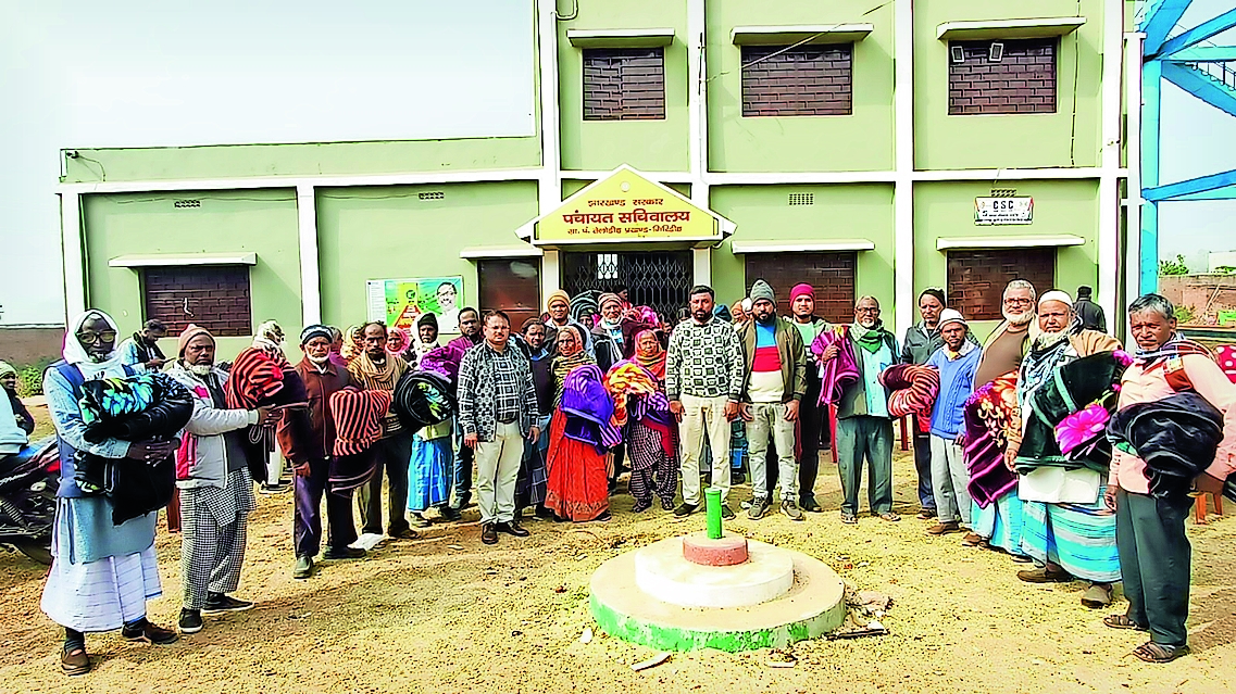 The head distributed blankets at Telodih Panchayat Secretariat ...