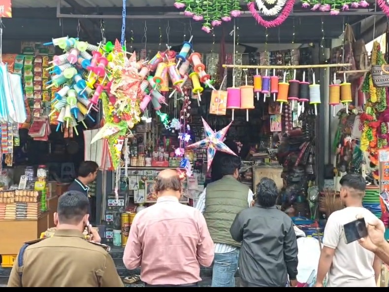 Searching for Chinese thread at kite shops in Thandla | थांदला में पतंग ...