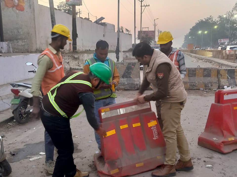 Reflectors fitted on vehicles and dividers on National Highway