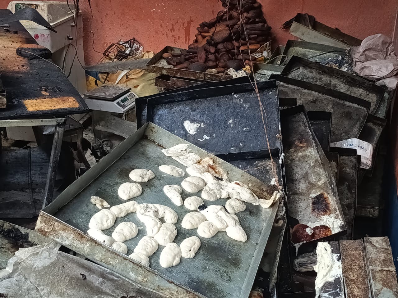 A massive explosion occurred in a bakery cylinder. | बेकरी के सिलेंडर ...