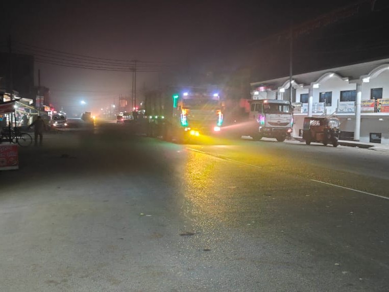 Darkness prevailed during the day in Azamgarh | आजमगढ़ में दिन में ही ...