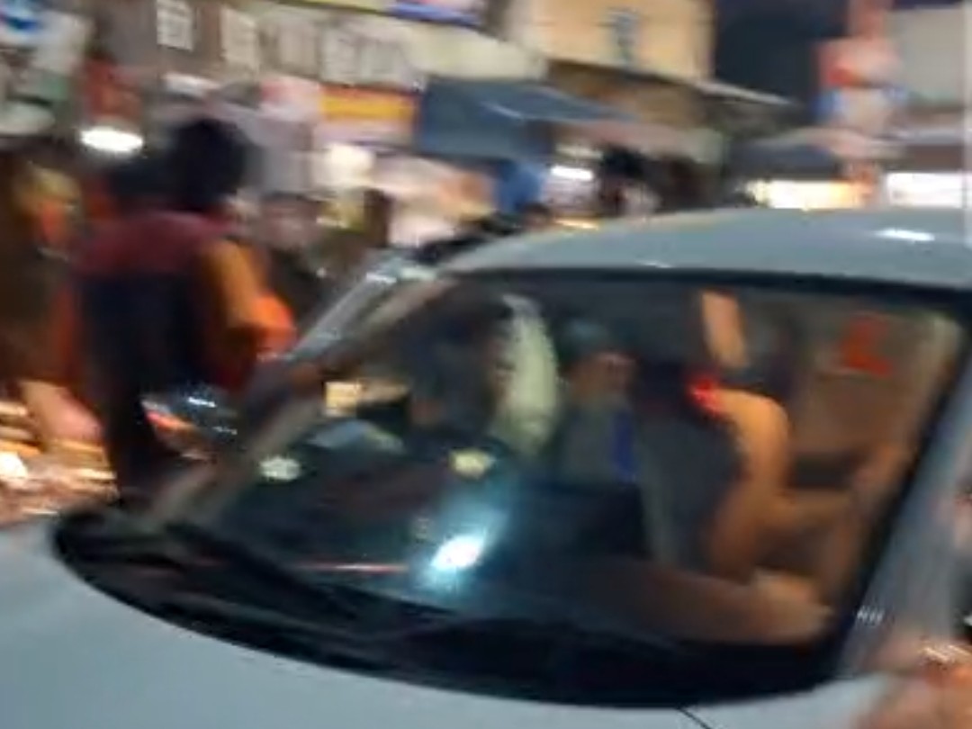 Car driver beats bike rider | कार चालक ने बाइक सवार को पीटा: मामूली ...