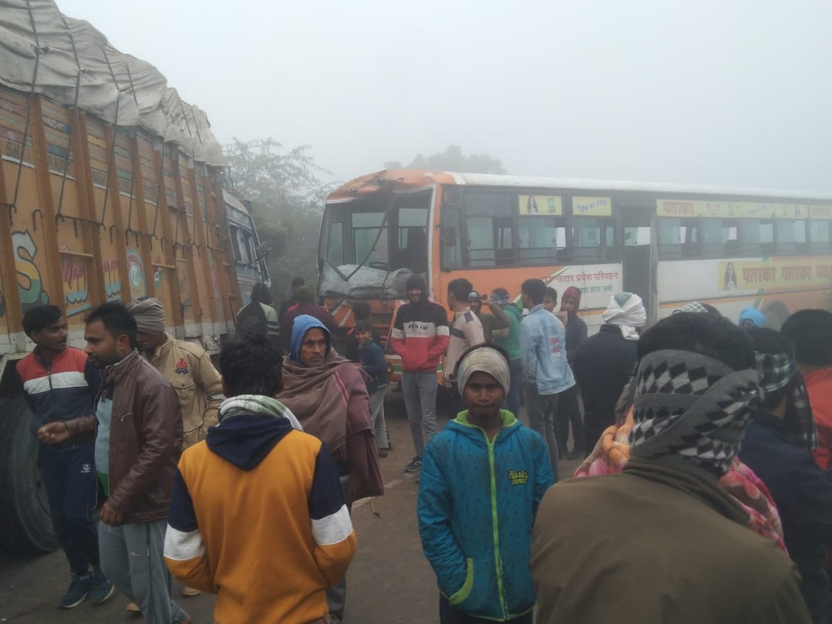 Roadways bus collides with track in Hardoi