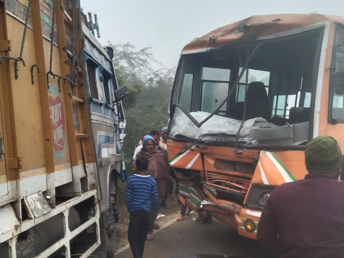 Roadways bus collides with track in Hardoi