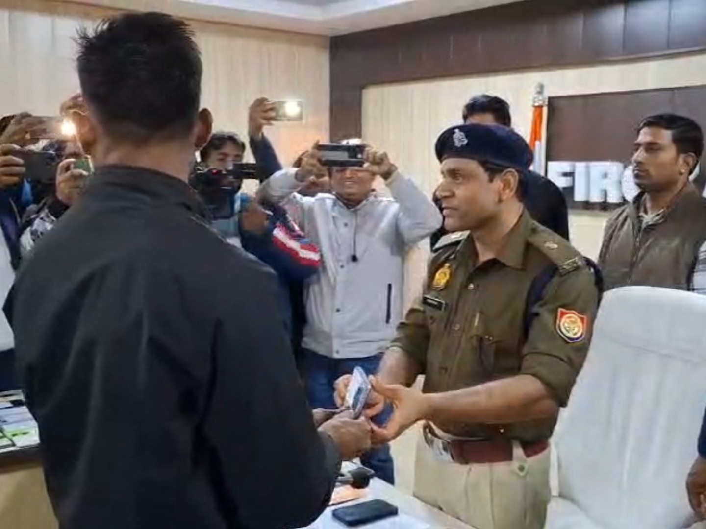 Firozabad police recovered 111 missing mobile phones | फिरोजाबाद पुलिस ...