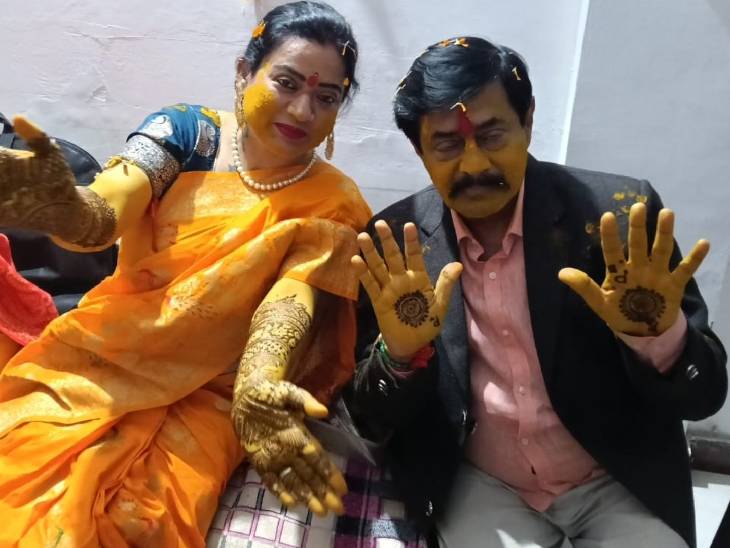 Former minister Deepak Joshi was seen dancing with Pallavi. | पूर्व ...