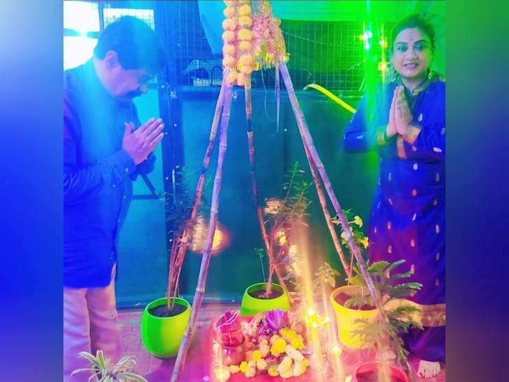 Former minister Deepak Joshi was seen dancing with Pallavi. | पूर्व ...