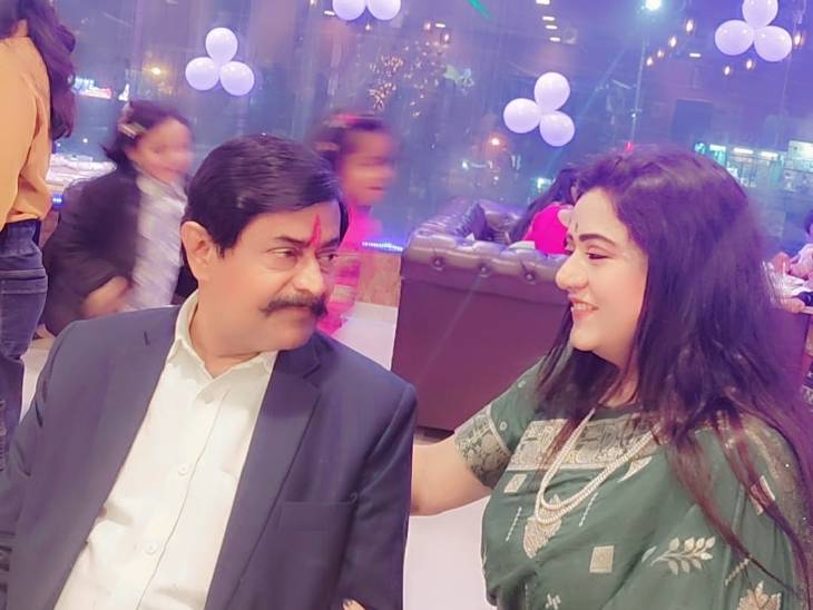 Former minister Deepak Joshi was seen dancing with Pallavi. | पूर्व ...