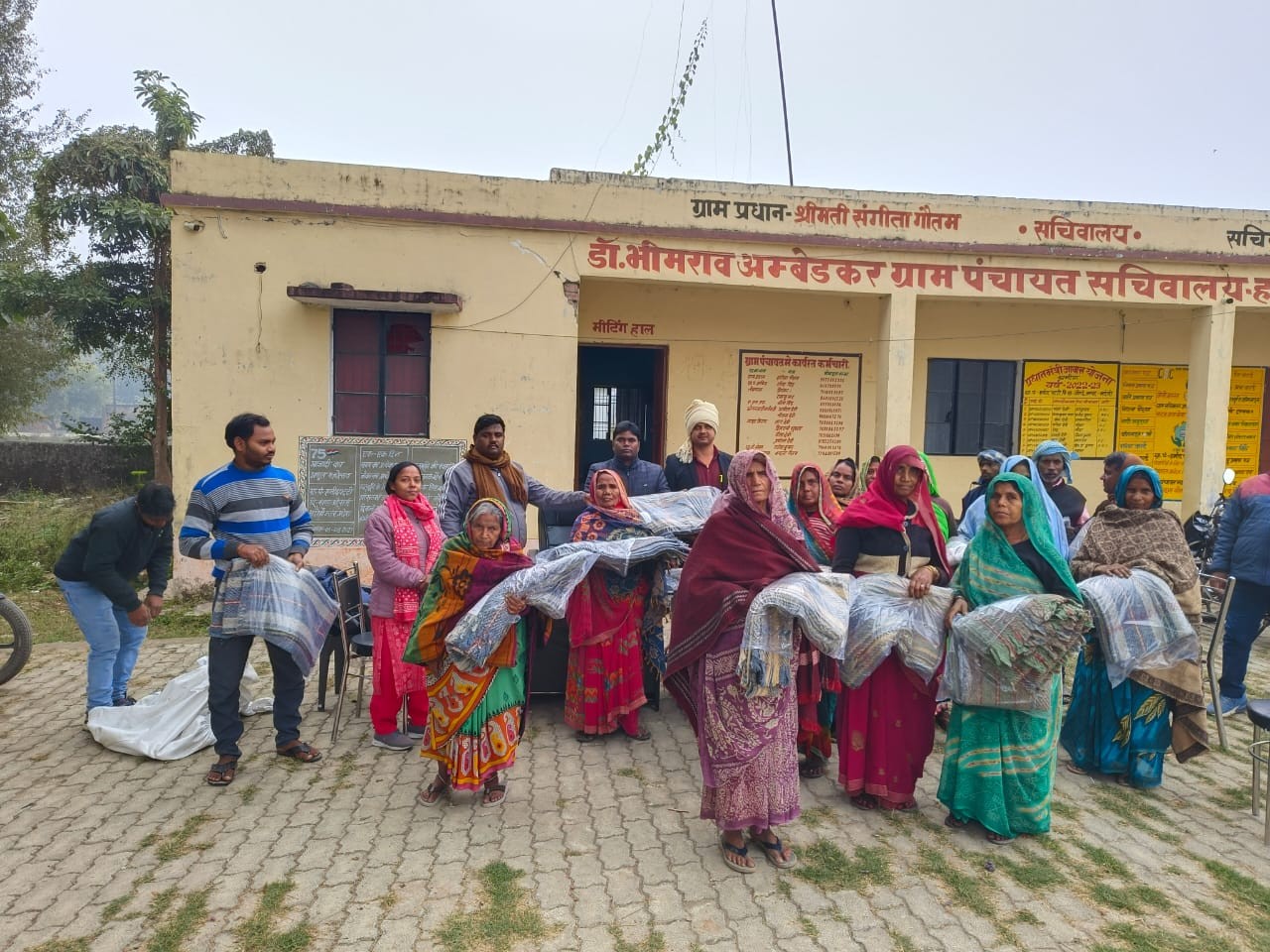 Aurai reels under severe cold, MLA and Tehsildar distribute blankets