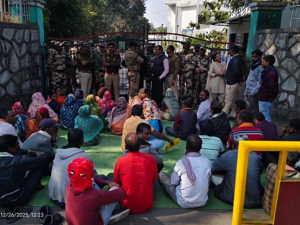 The displaced people gheraoed the General Manager's office for four hours.
