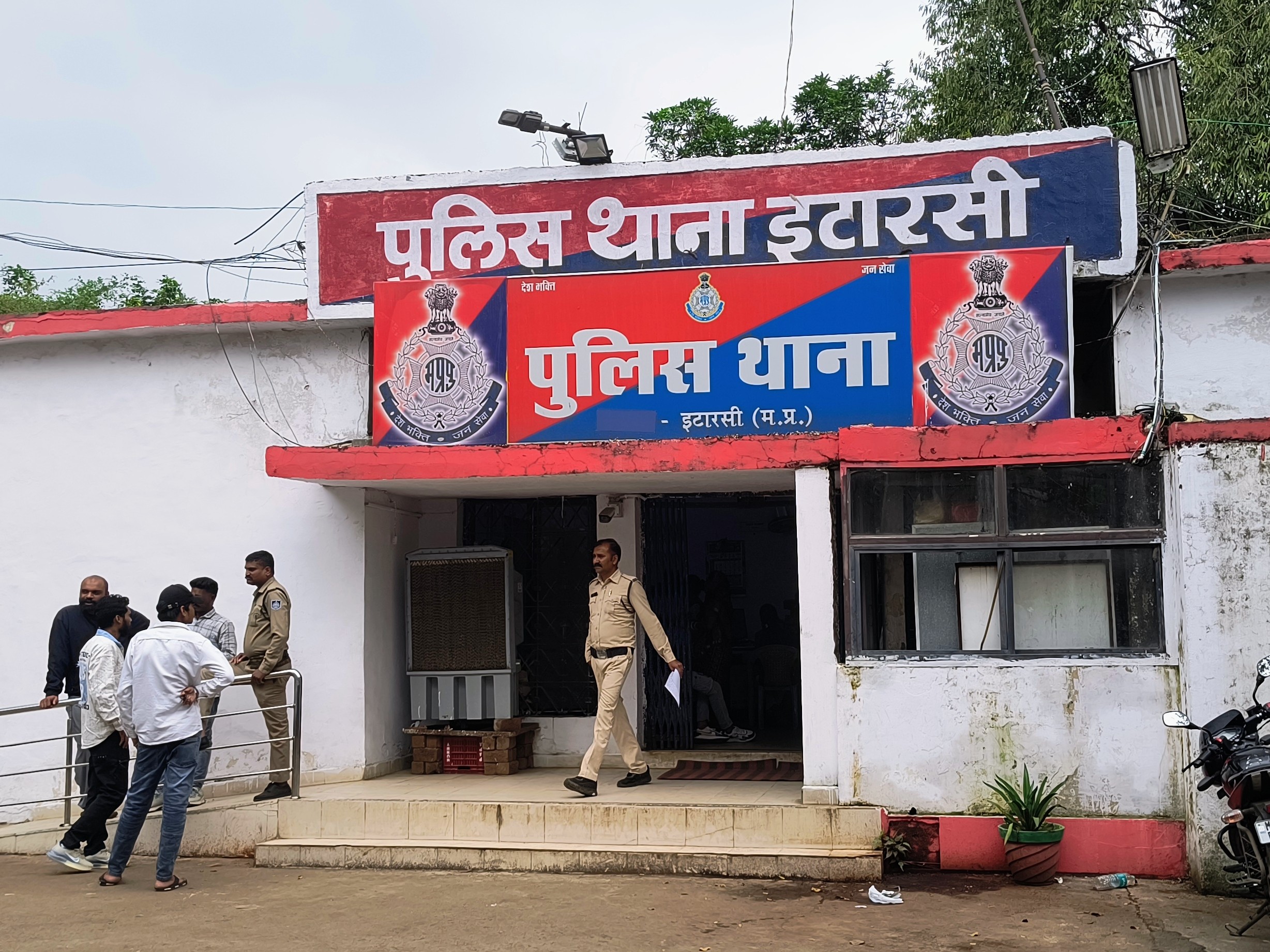 Youth assaulted in Itarsi, accused of casteist abuse | इटारसी में युवक ...