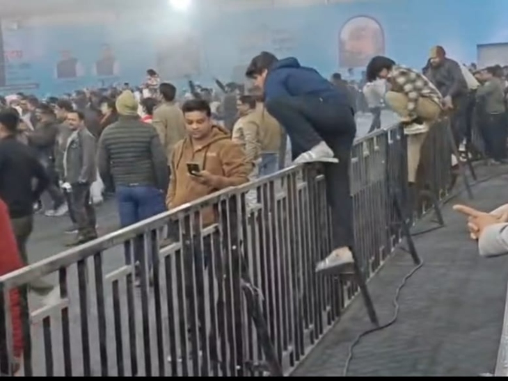 Chaos erupts at Kailash Kher concert in Gwalior: Unruly crowd jumped ...