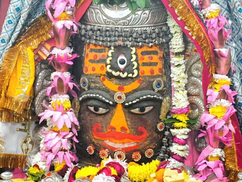 Abhishek of Lord Mahakal with water, worship with Panchamrit and ...