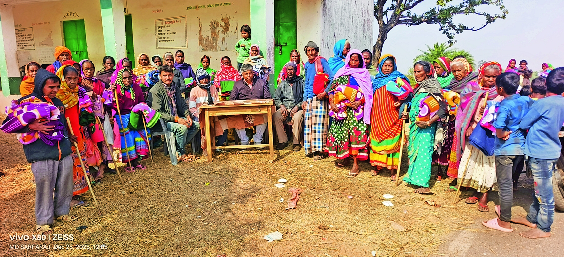 Distribution of blankets to the needy in Dharampur, Gandey | गांडेय के ...