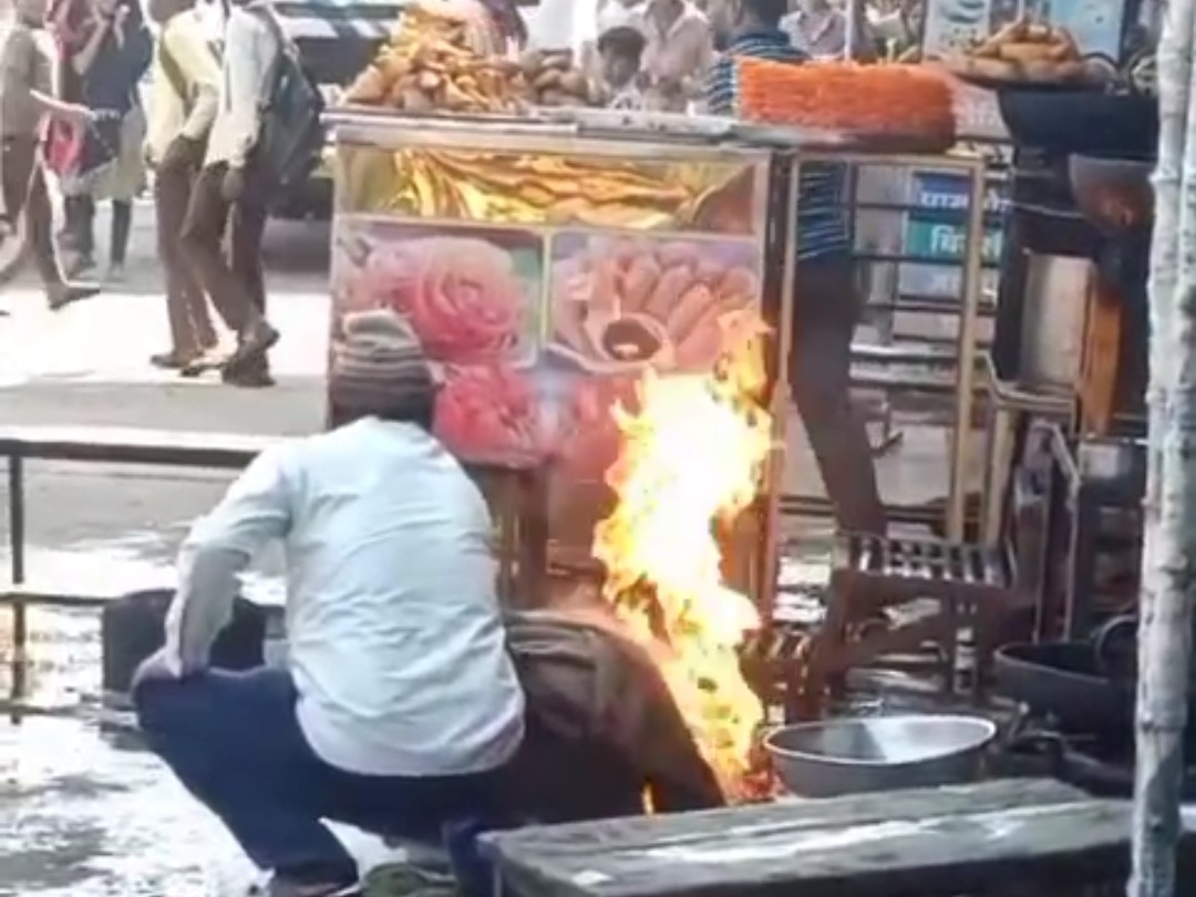 Fire in gas tank at tea stall at Manawar bus stand | मनावर बस स्टैंड पर ...