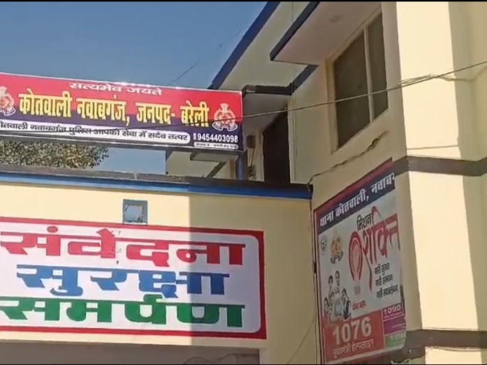 A brawl broke out in Bareilly over burning of an effigy of Bangladesh. | बरेली में बांग्लादेश का ...