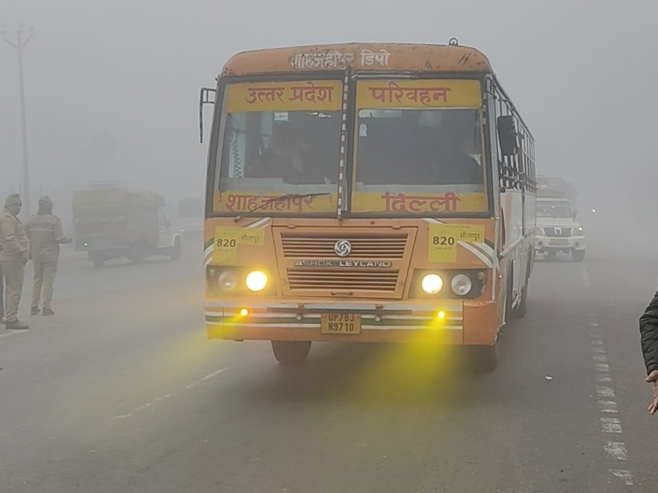 Dense fog in Sitapur, visibility reduced to 15 meters | सीतापुर में घना ...