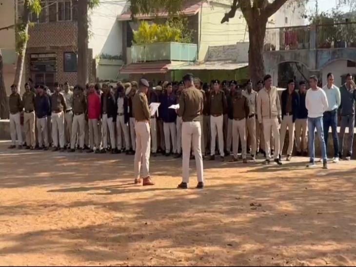 Youths trampled the Bangladesh flag | युवाओं ने बांग्लादेश का झंडा ...