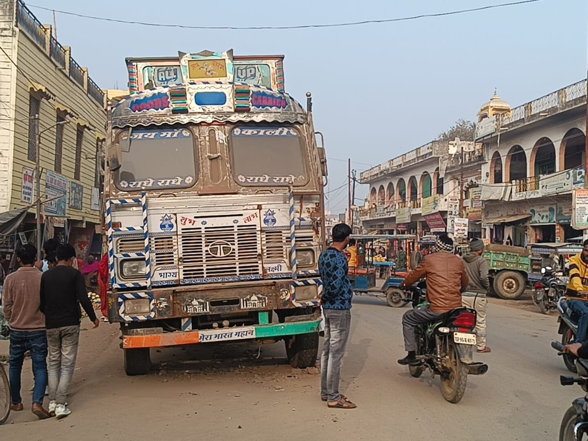 Truck parked at Rath Kotwali Gate | राठ कोतवाली गेट पर खड़ा ट्रक: कई ...