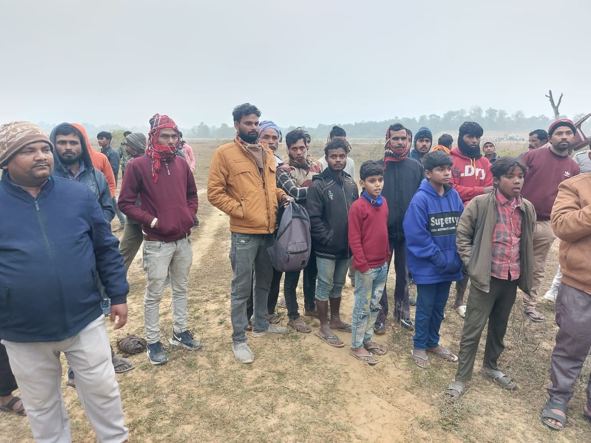 Dead body of a youth found hanging from a tree in Balrampur | बलरामपुर ...