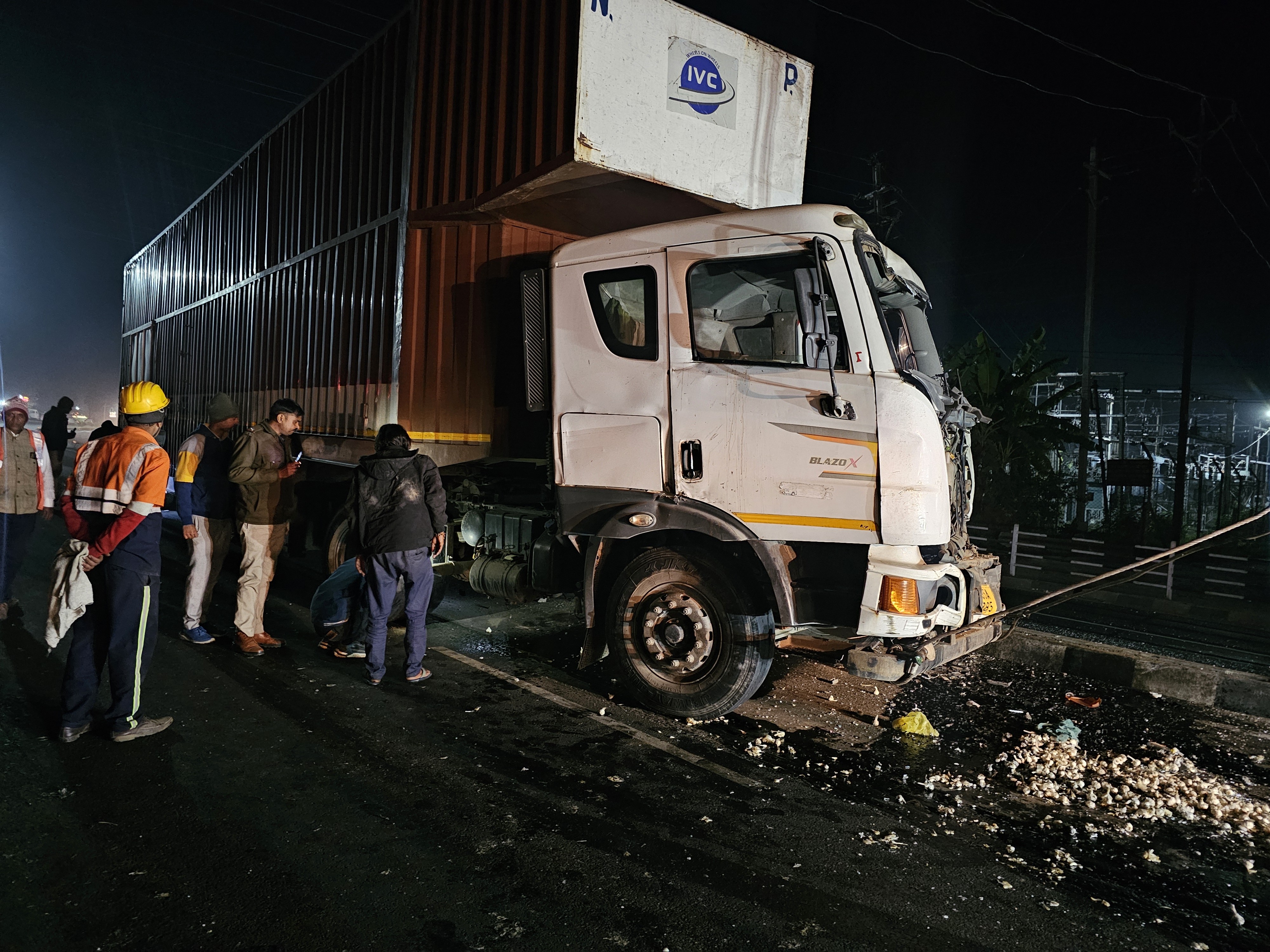 Container hits mini truck in Mandsaur | मंदसौर में कन्टेनर ने मिनी ट्रक ...