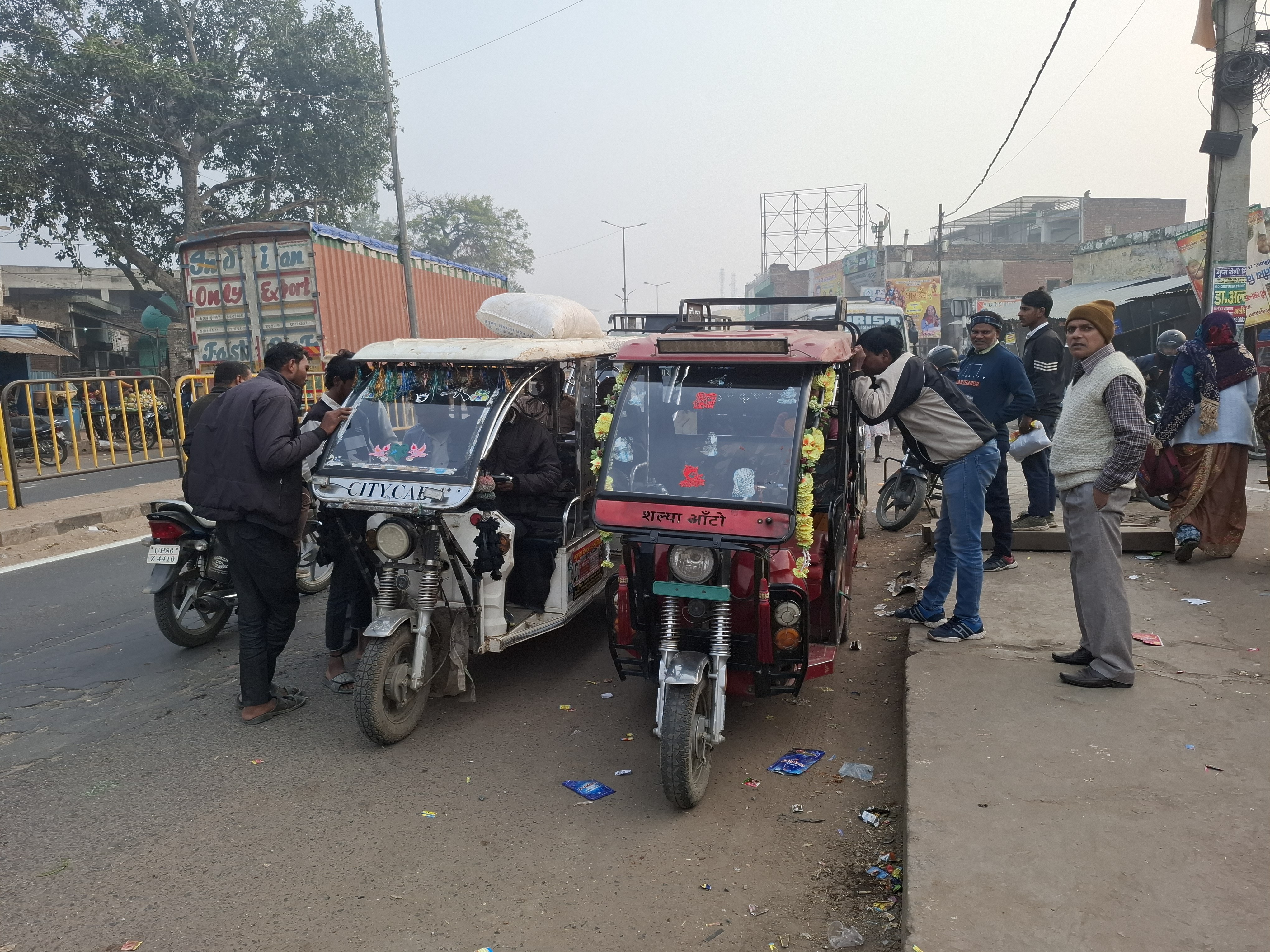 E-rickshaws disrupt traffic in Sasni | सासनी में ई-रिक्शा से यातायात ...