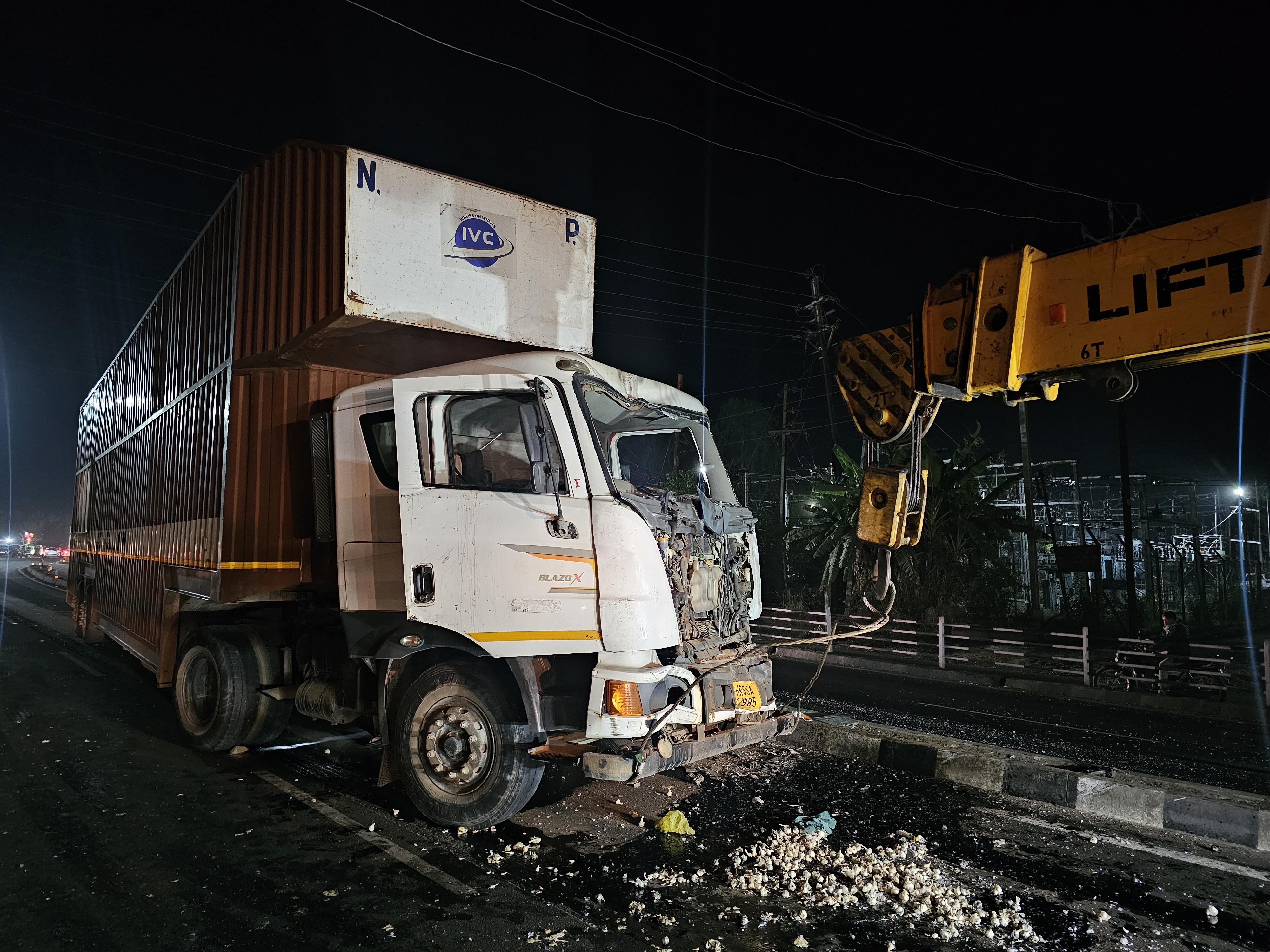 Container hits mini truck in Mandsaur | मंदसौर में कन्टेनर ने मिनी ट्रक ...