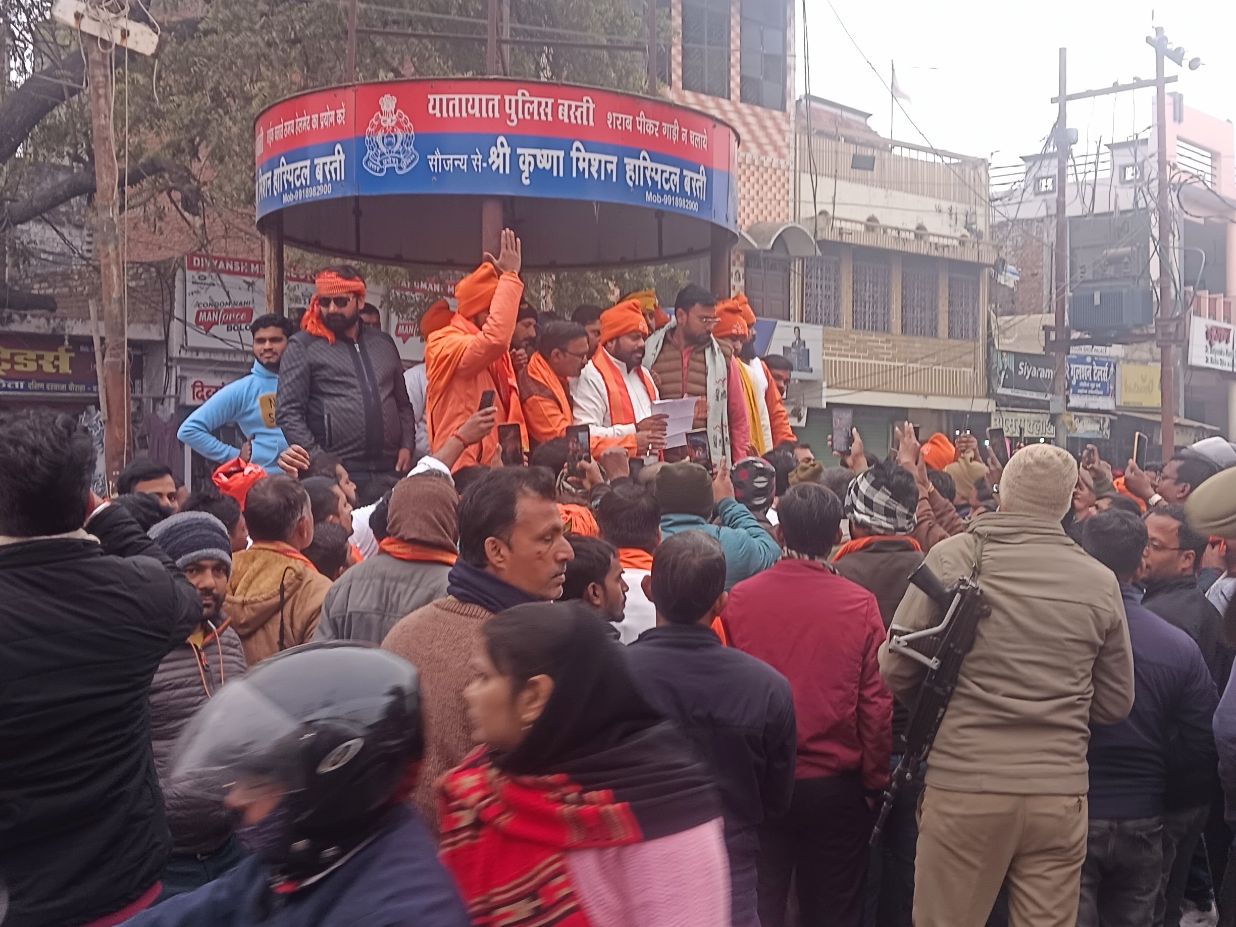 AIMIM-VHM leaders clash in Basti | बस्ती में AIMIM-VHM नेताओं का विवाद ...