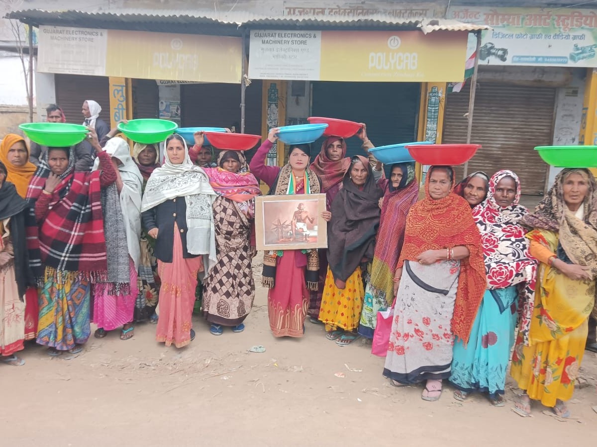 Protest against removal of Gandhiji's name from MNREGA | मनरेगा से ...