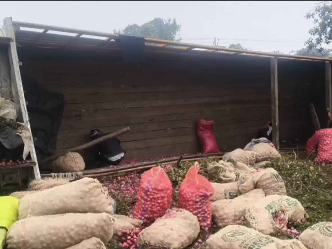 Truck loaded with onions overturned on the highway in Jalaun | जालौन ...