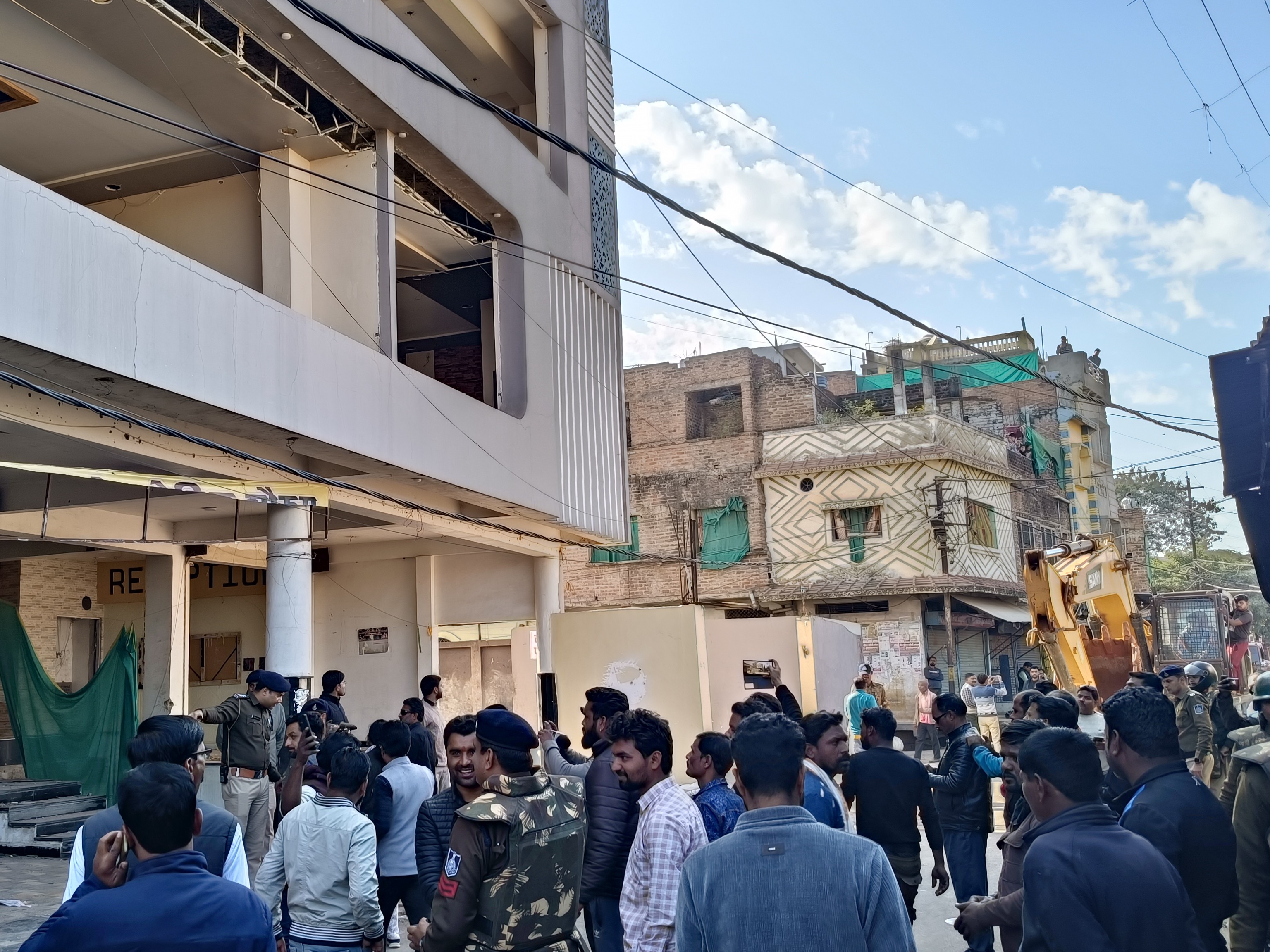 Satta king’s hotel demolished by administration in Ashoknagar: JCB ...