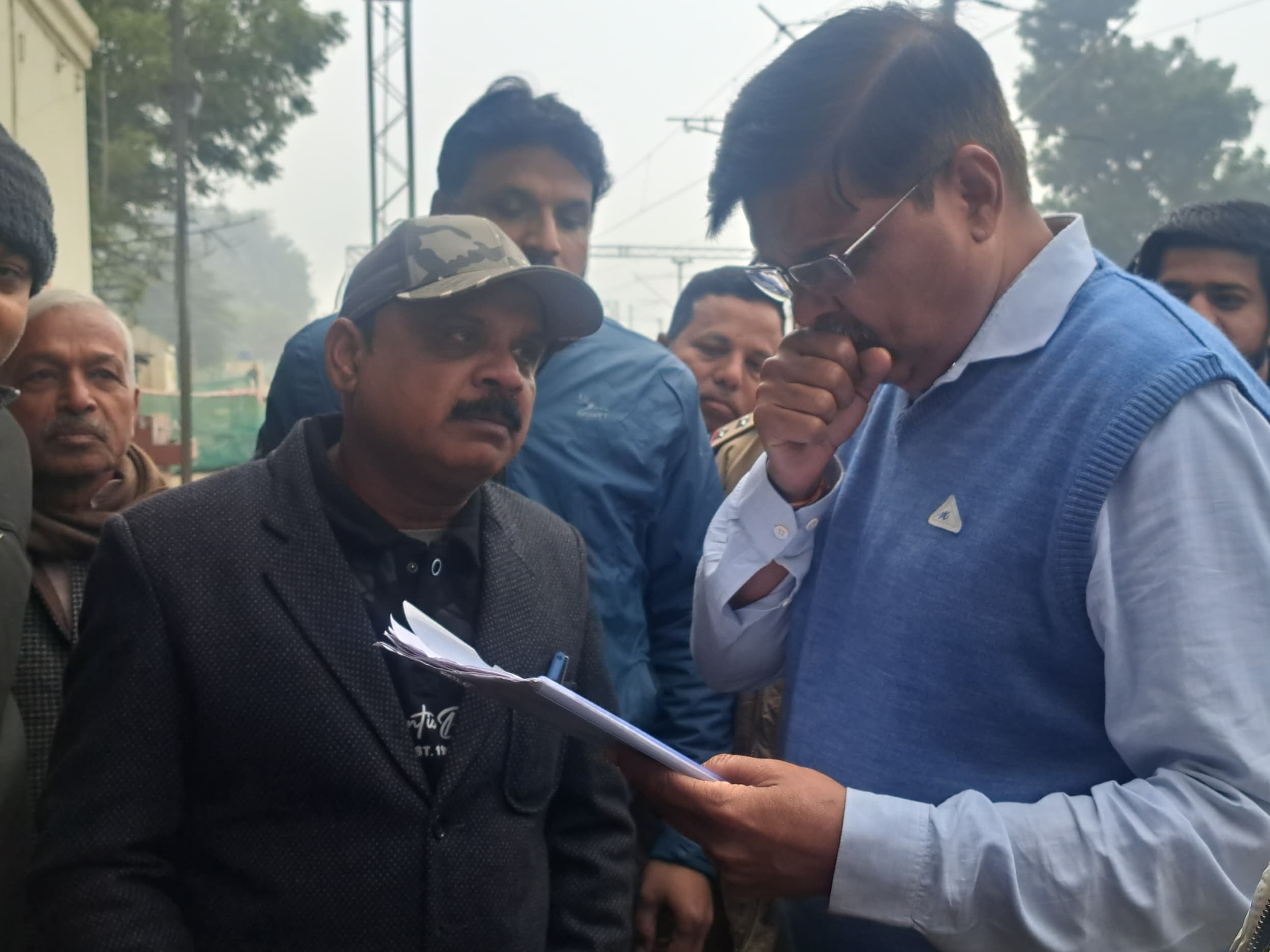 GM inspected Seohara railway station. | स्योहारा रेलवे स्टेशन का जीएम ...