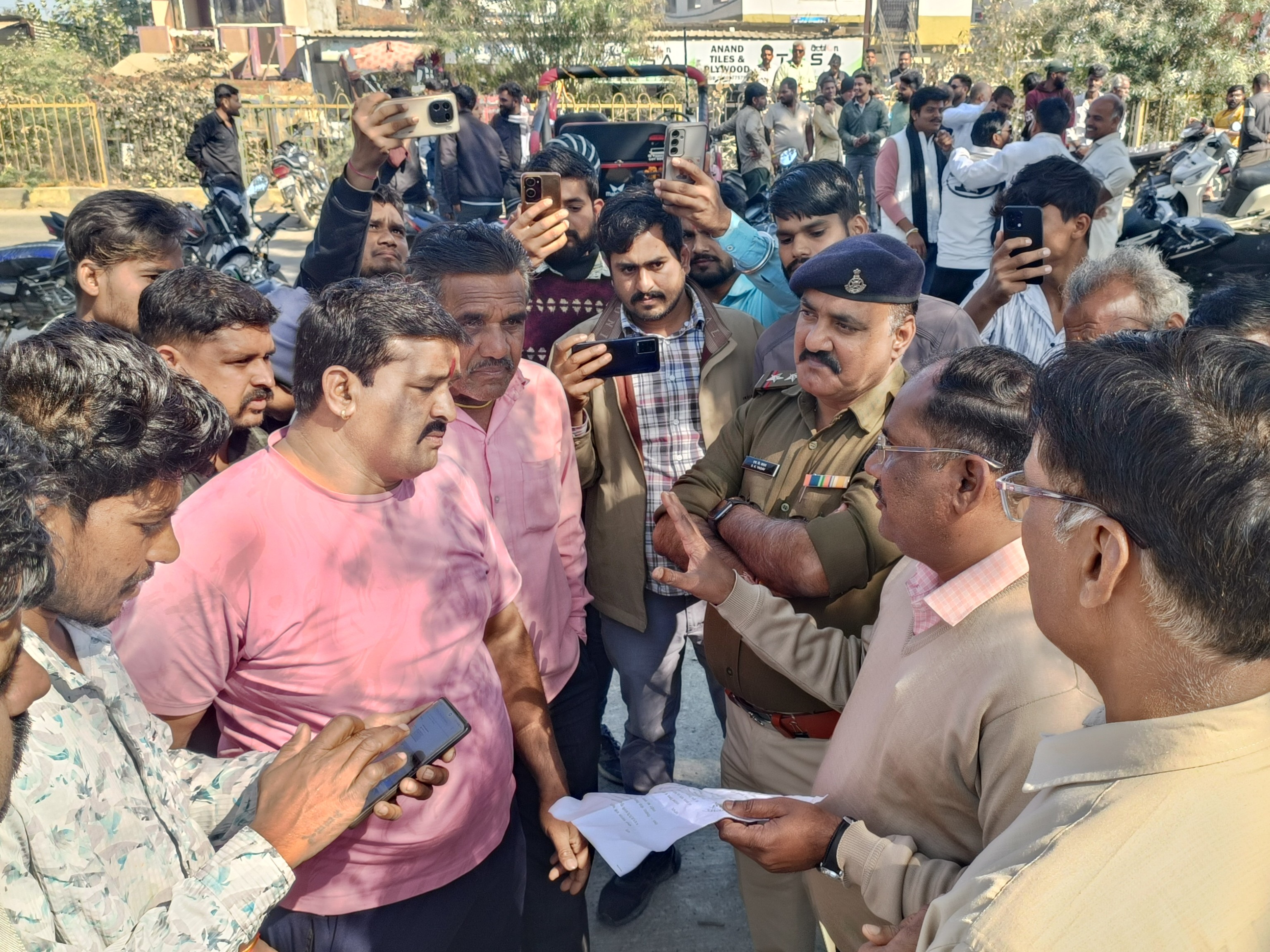 Farmers blockade the city market road in Shujalpur