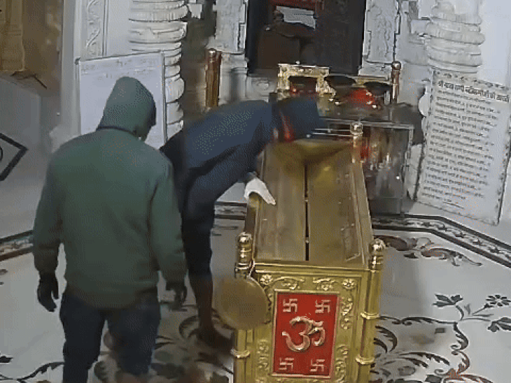 Masked thieves broke into the Majisa temple and stole jewellery.