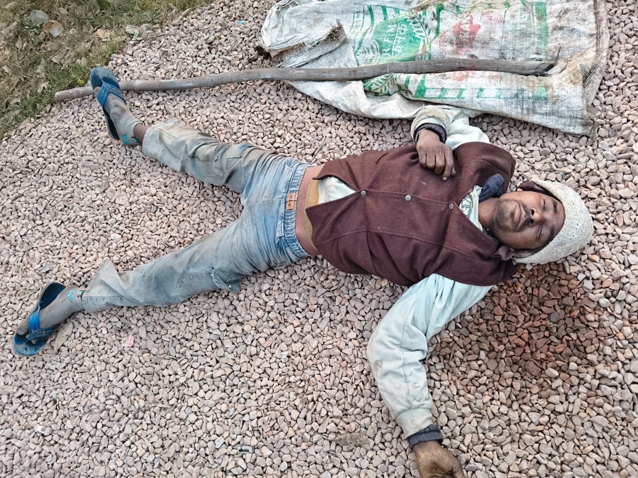 Unidentified man's body found on roadside in Jani | जानी में सड़क ...