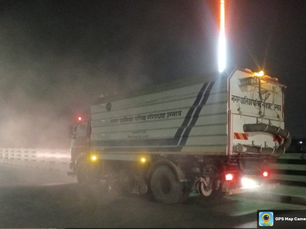 Mechanical Road of Naveen-Pul shines with sweeping machine | स्वीपिंग ...