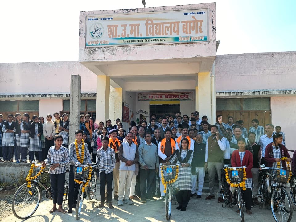 Students in Ashta received free bicycles. | आष्टा में स्टूडेंट्स को ...