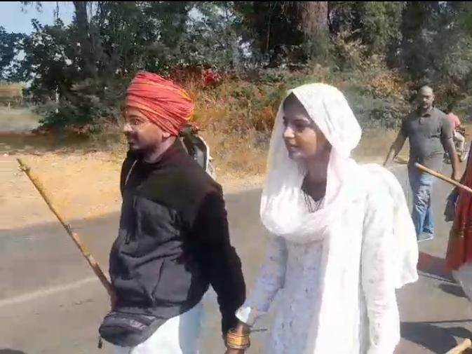 Newly married couple leaves honeymoon for Narmada Parikrama, welcomed ...
