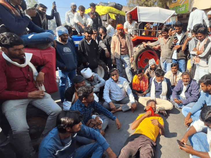 Khargone: Farmers Protest as CCI Halts Cotton Procurement in Bhikangaon ...