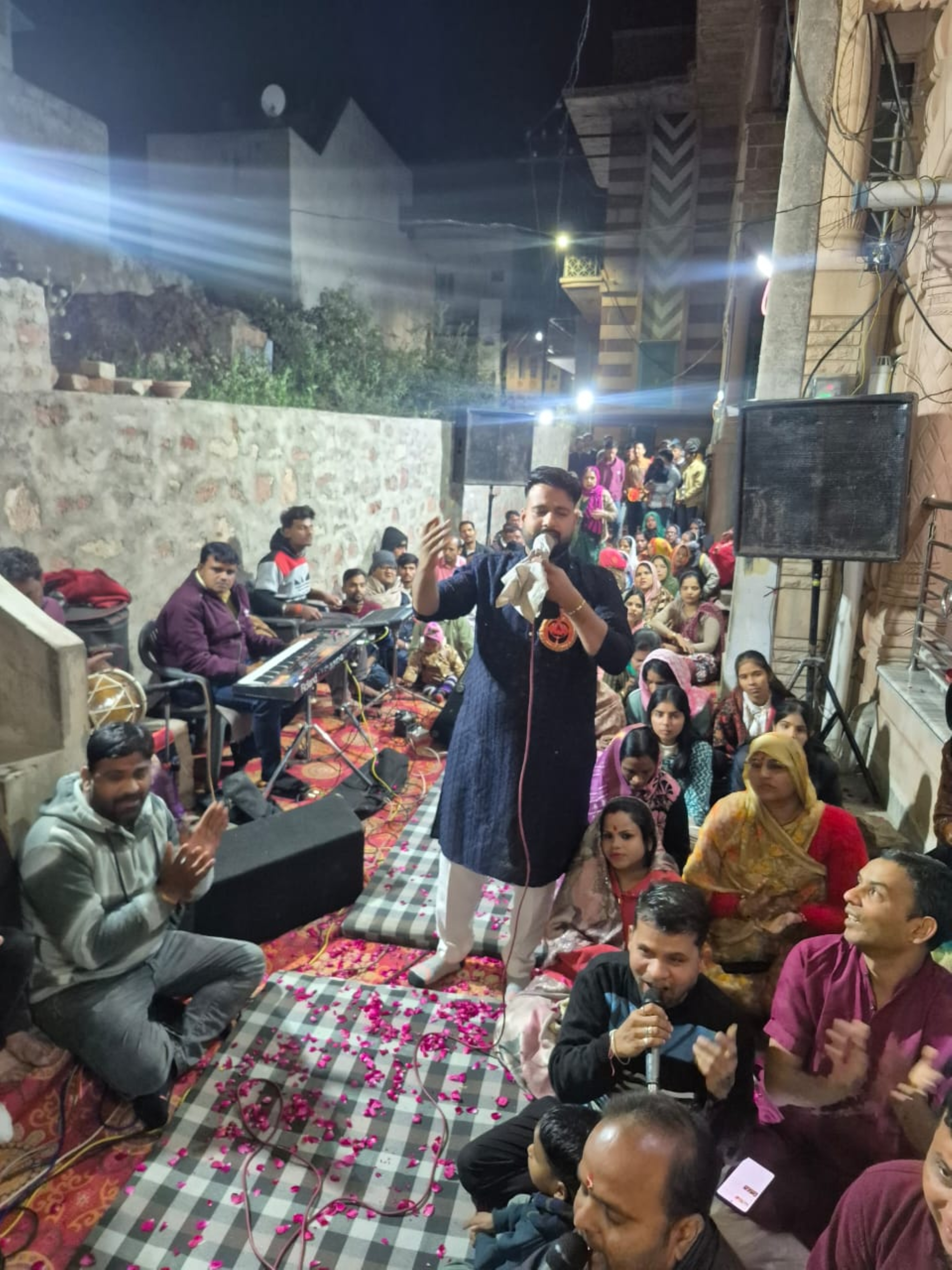 Bhajans echoed in Baba Shyam's court. | बाबा श्याम दरबार में गूंजे ...