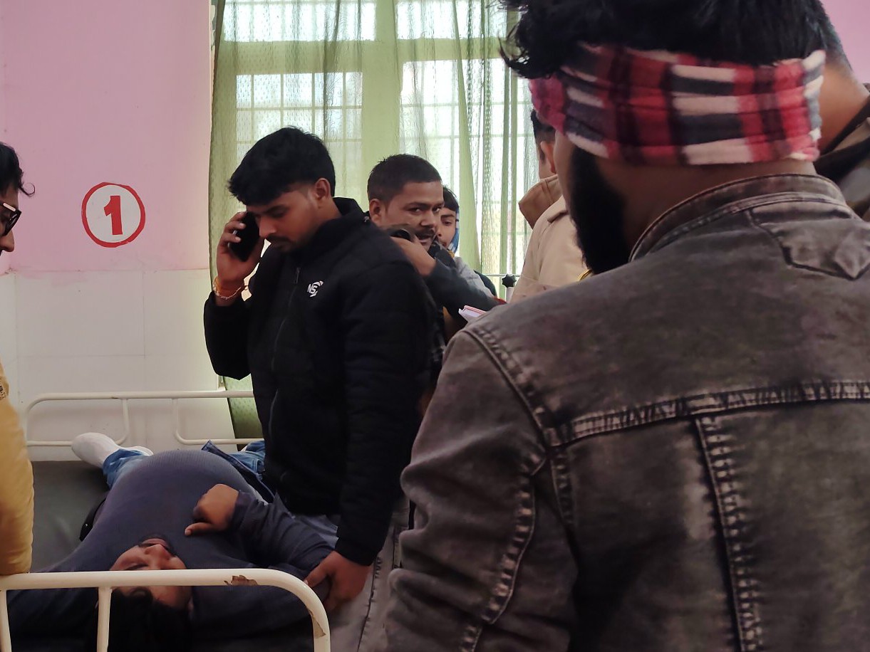 Doctor injured as car overturns in Barabanki | बाराबंकी में कार पलटने ...