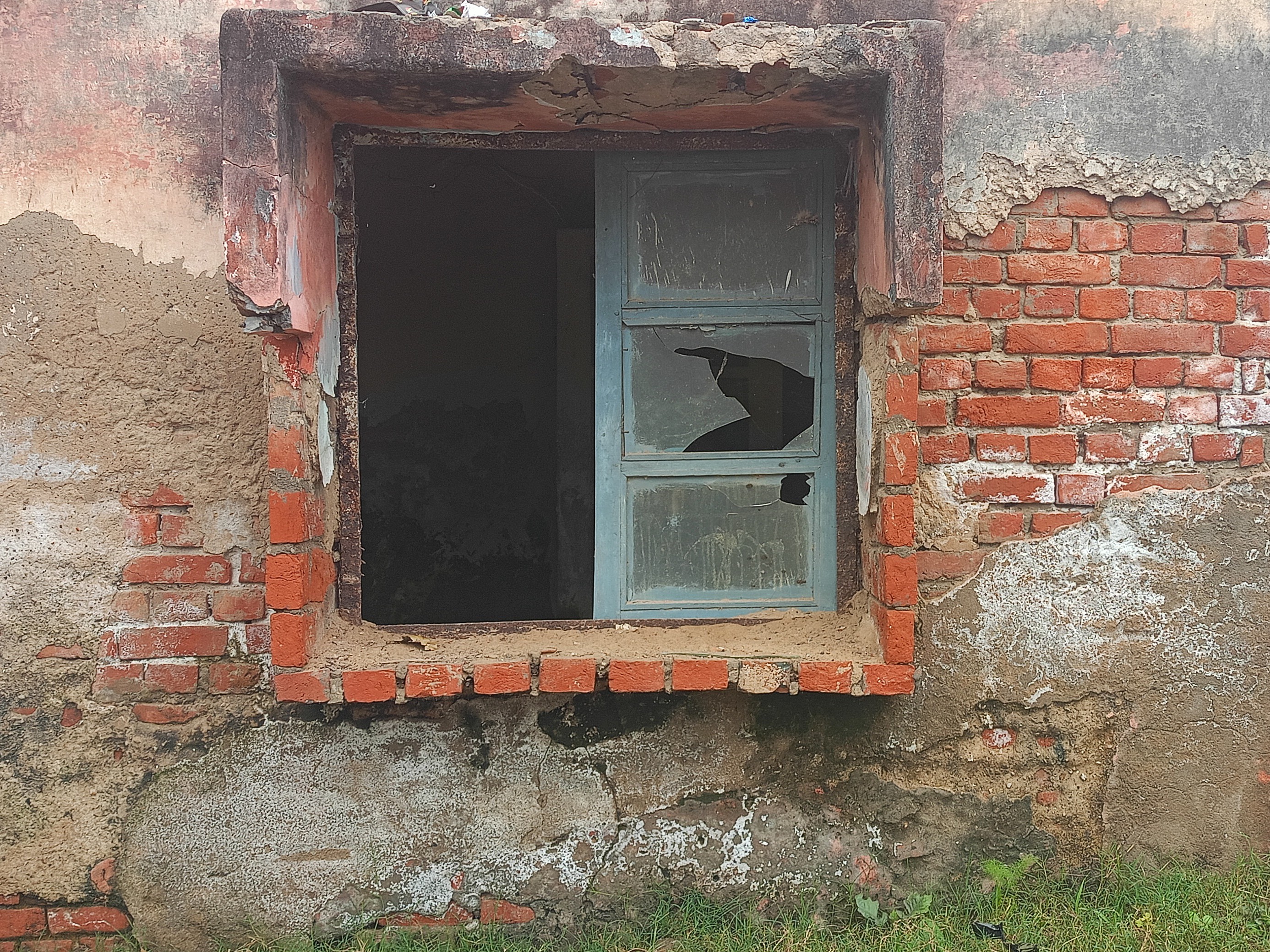 Dilapidated building, open drains become a problem in Chandauli PHC ...