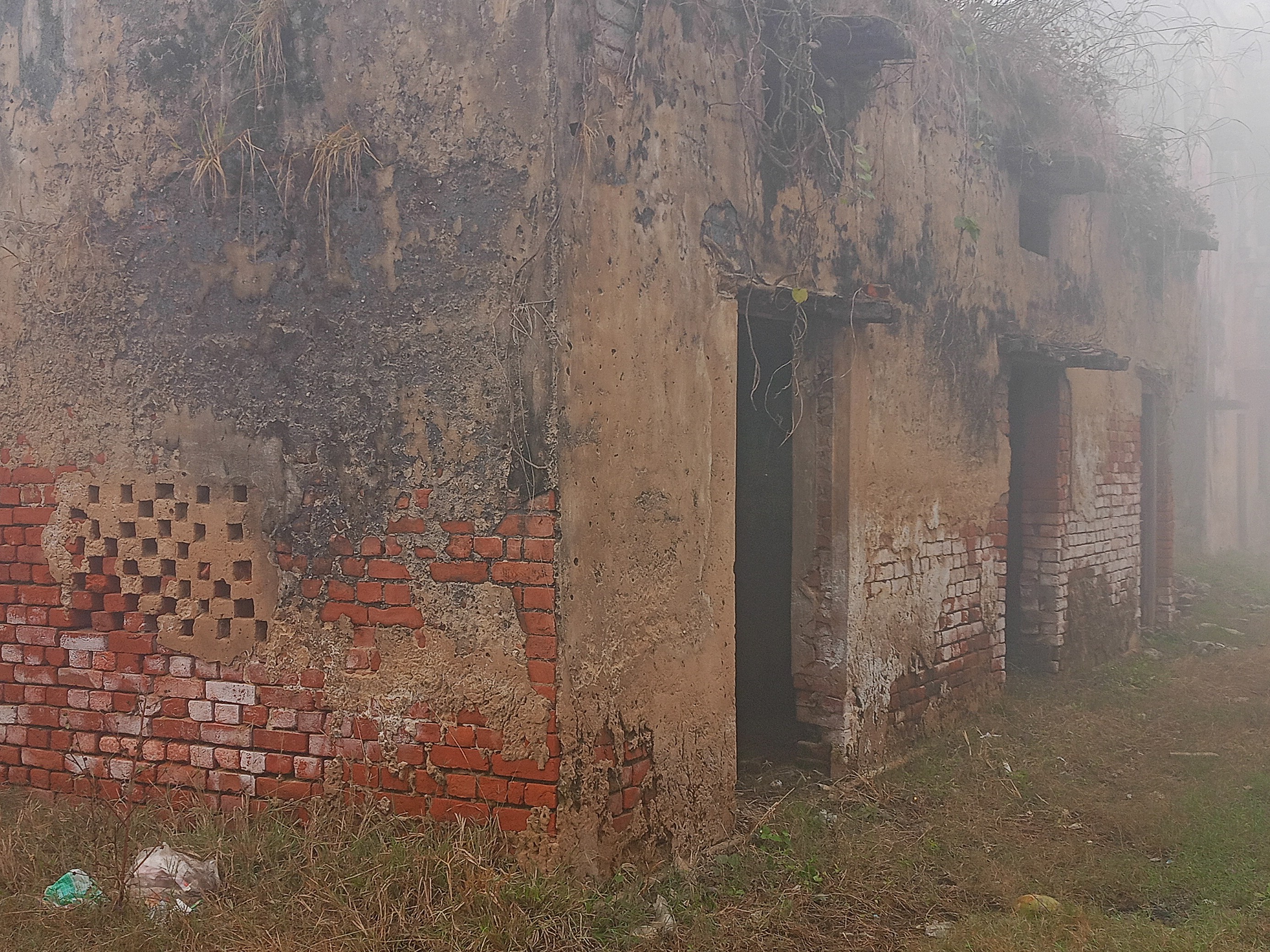 Dilapidated building, open drains become a problem in Chandauli PHC ...